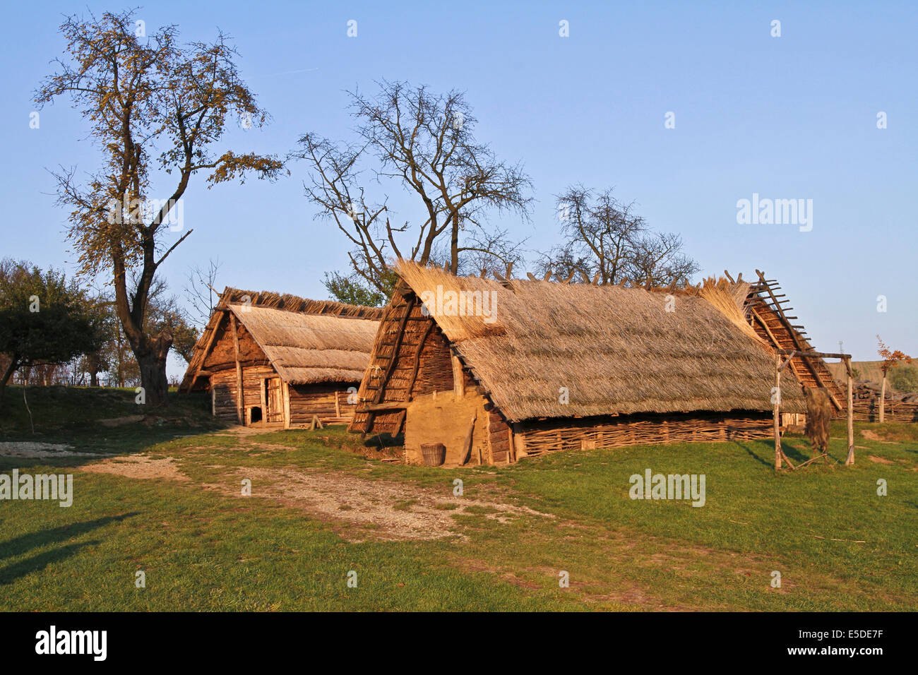 Rustic stables hi-res stock photography and images - Alamy