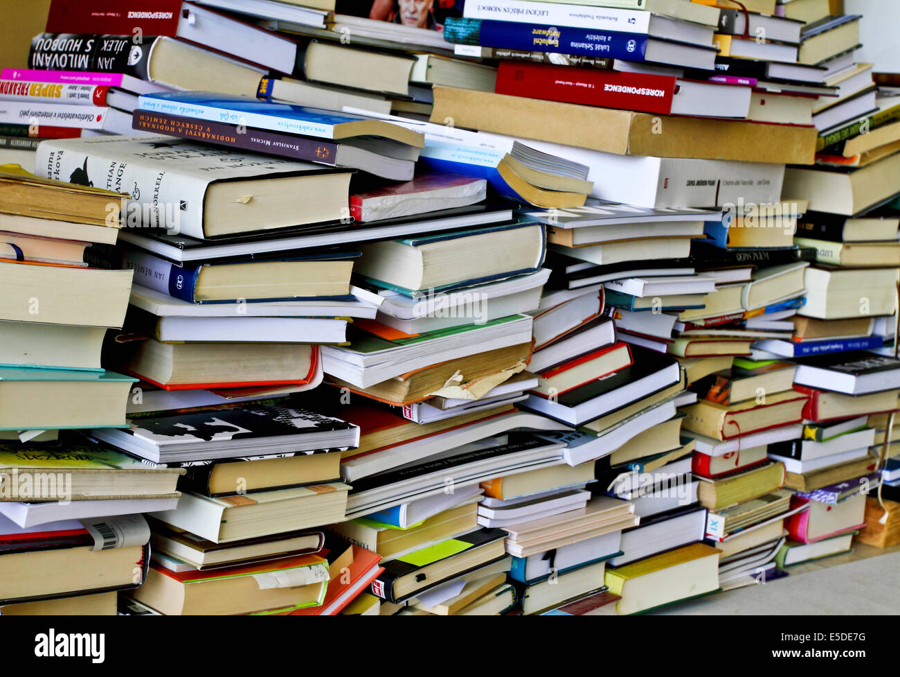 Wall of books Stock Photo - Alamy