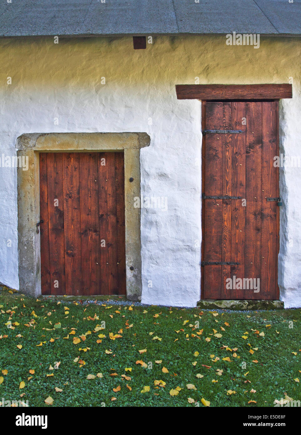 Vintage farmhouse doors hi-res stock photography and images - Alamy