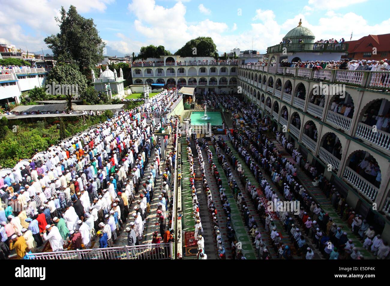 Kashmiri takiya jame mosque hi-res stock photography and images - Alamy