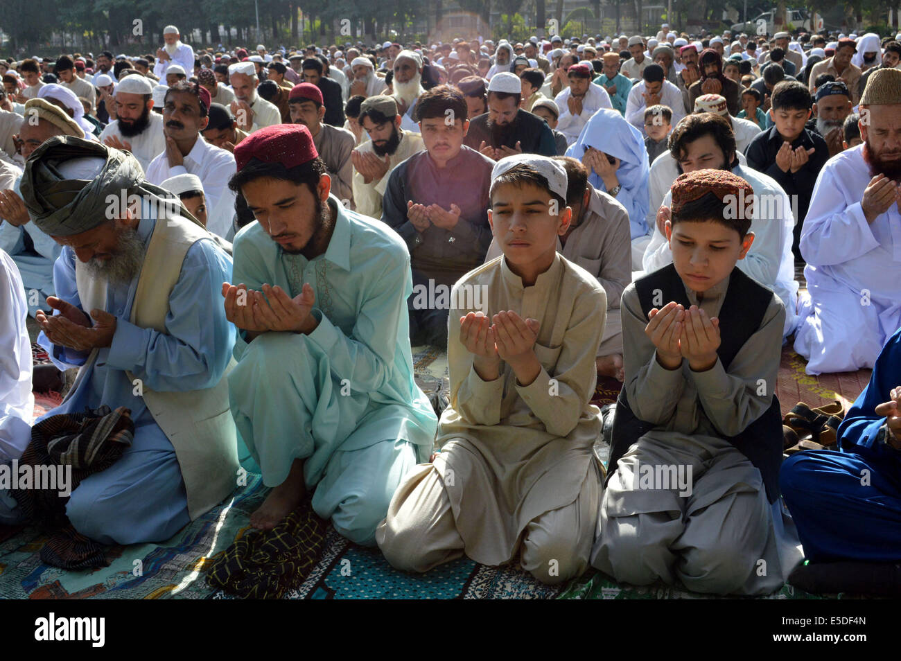 Quetta, Pakistan. 29th July, 2014. Pakistani Muslims offer prayer to ...