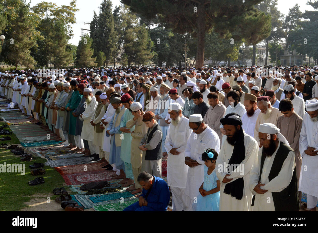 Quetta, Pakistan. 29th July, 2014. Pakistani Muslims offer prayer to ...