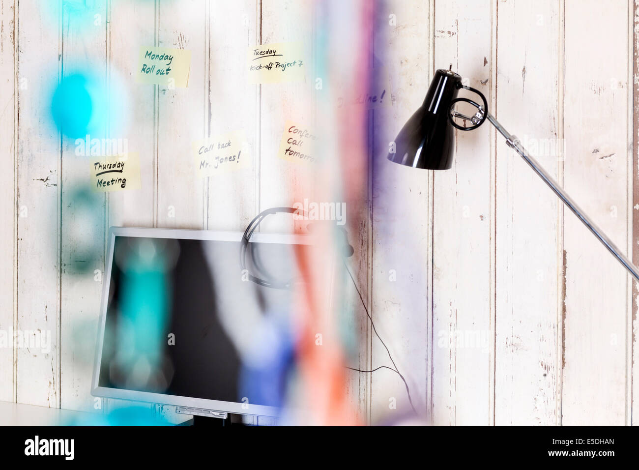 Post notes on computer monitor hi-res stock photography and images - Alamy