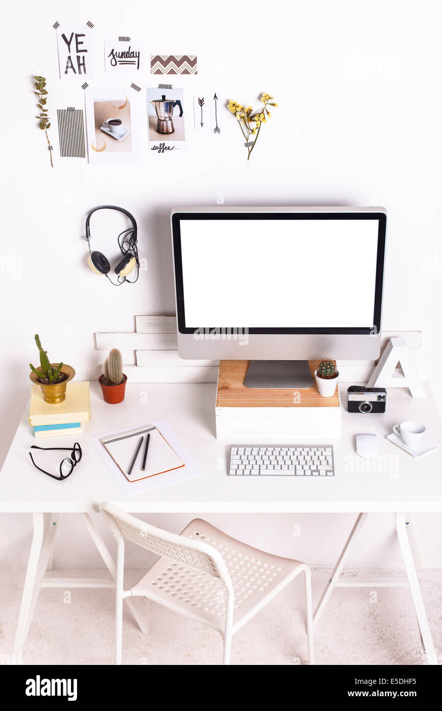 White monitor hi-res stock photography and images - Alamy