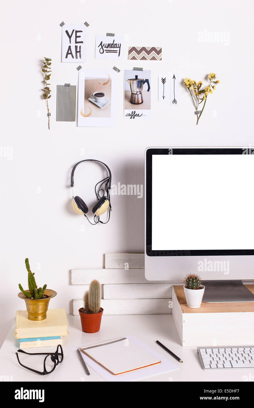 Monitor note hi-res stock photography and images - Alamy