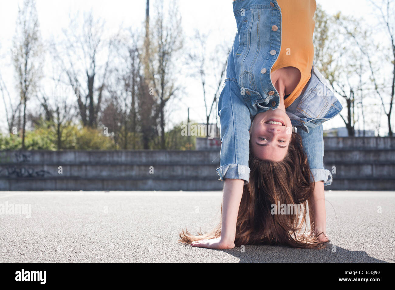 Handstand smile smiling hi-res stock photography and images - Alamy