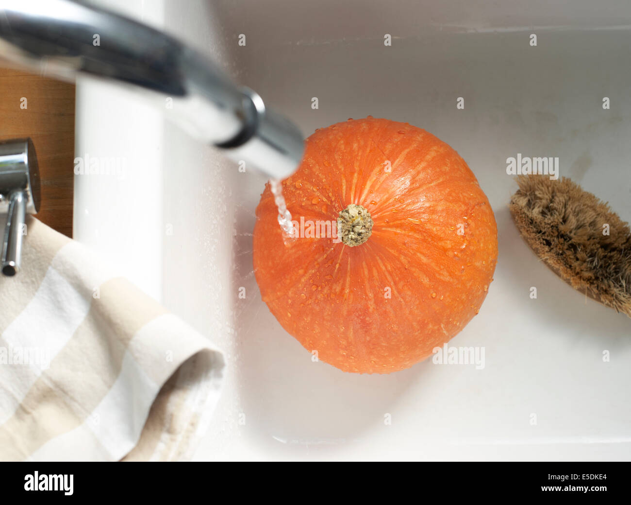 Cleaning hokkaido pumpkin in sink hi-res stock photography and images ...