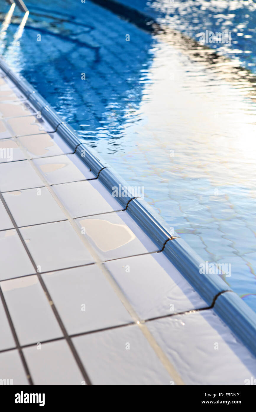 Edge of swimming pool Stock Photo - Alamy