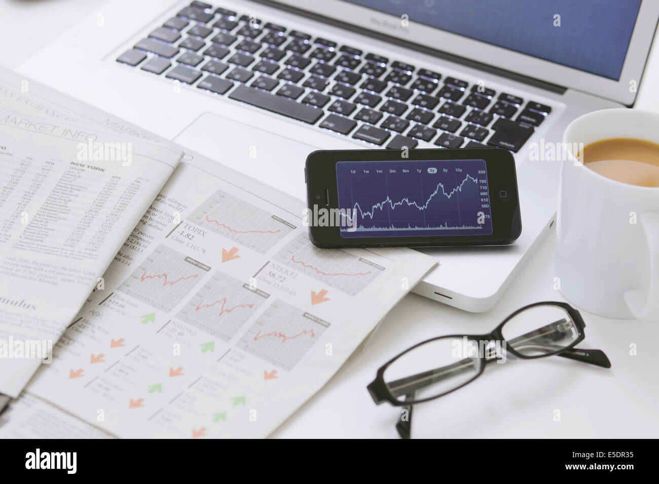 Chaotic office desk Stock Photo - Alamy