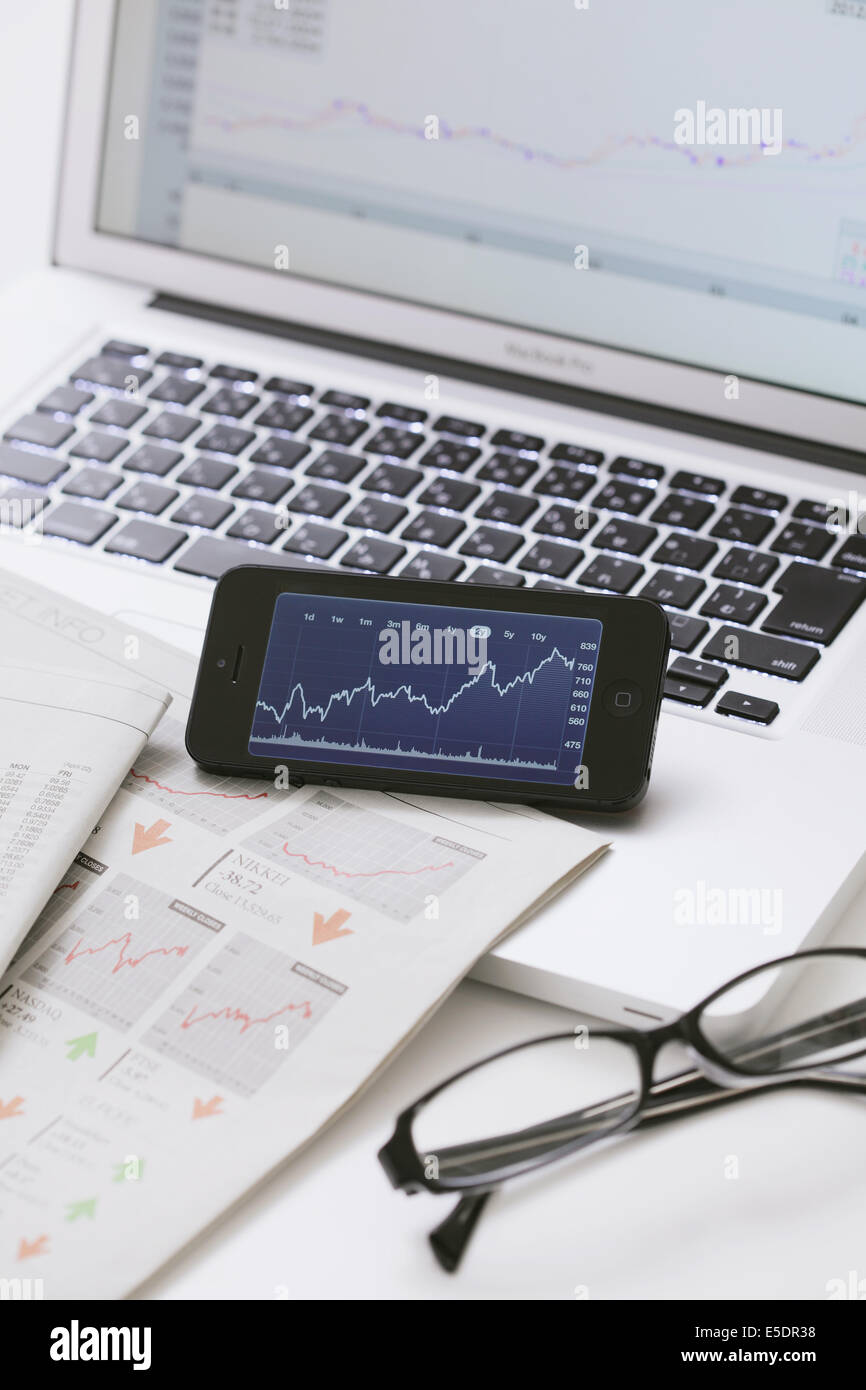 Chaotic office desk Stock Photo - Alamy