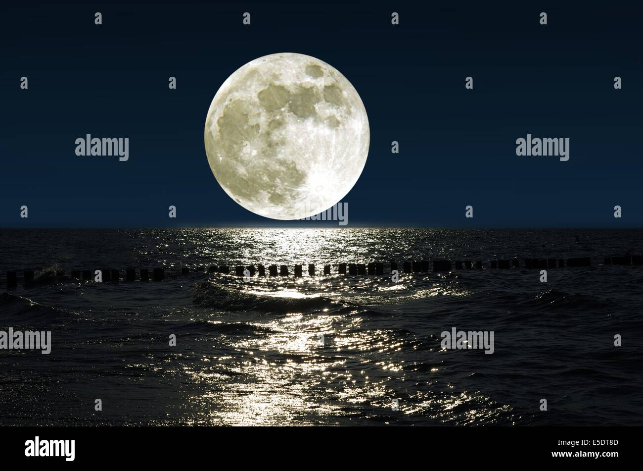 Moon reflection ocean hi-res stock photography and images - Alamy