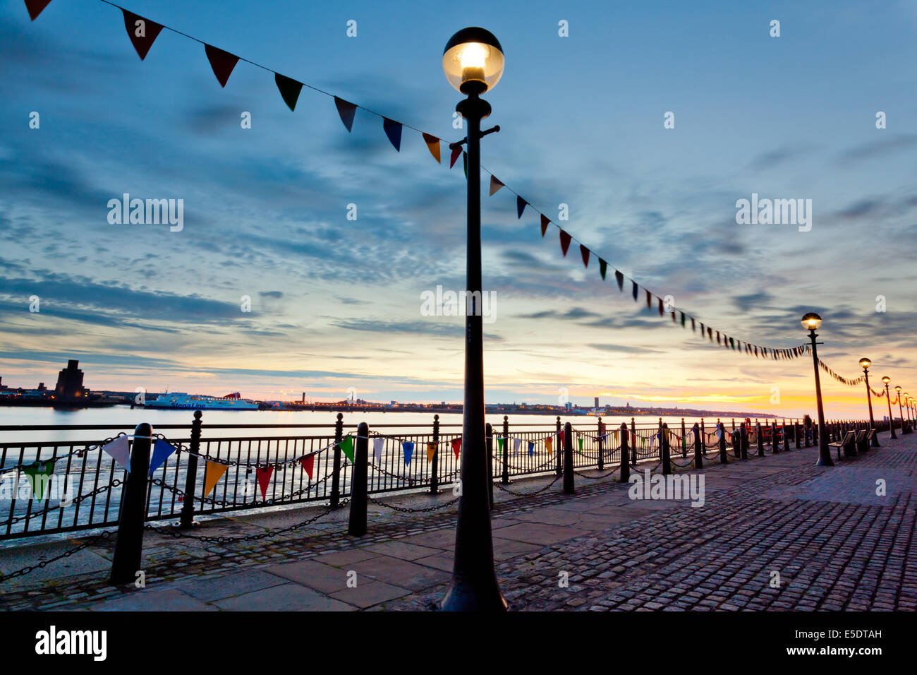 Sunset on the River Mersey Stock Photo - Alamy