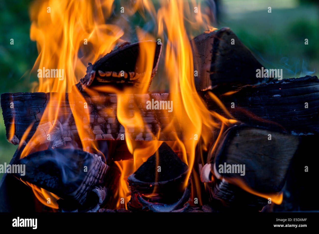 Burning logs hi-res stock photography and images - Alamy