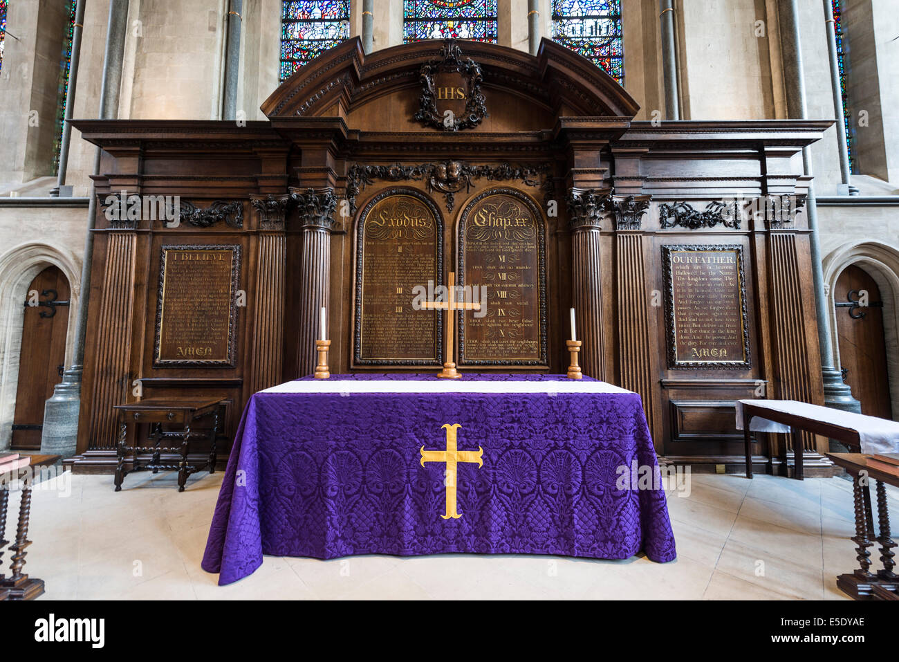 London temple church interior hi-res stock photography and images - Alamy
