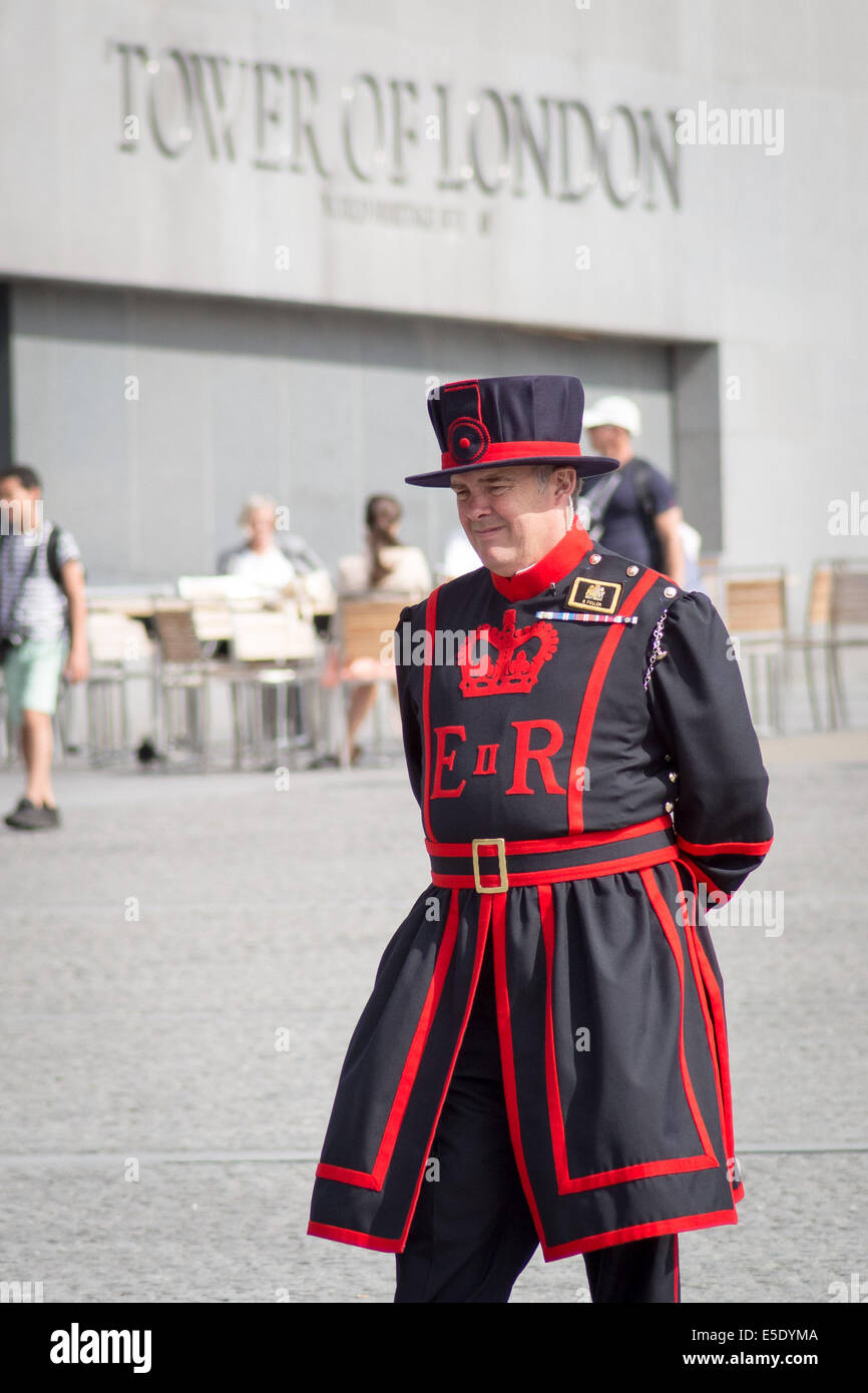 A Tower guard by the Tower of London. Credit: Guy Corbishley/Alamy Live ...
