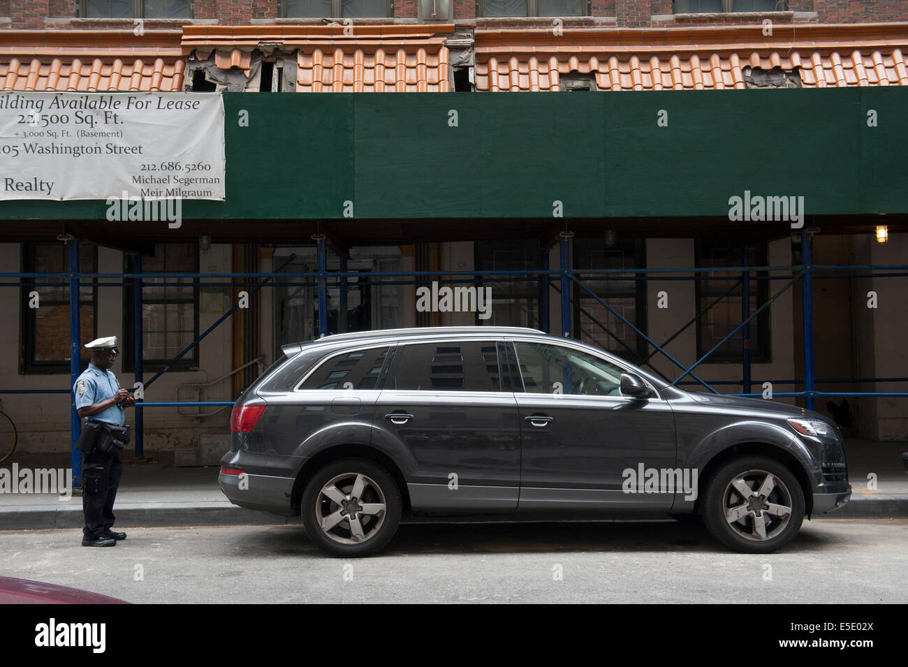 Nypd policeman hi-res stock photography and images - Alamy