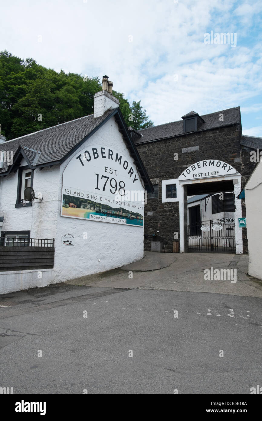 Tobermory whisky distillery, Tobermory, Isle of Mull, Scottish Islands ...