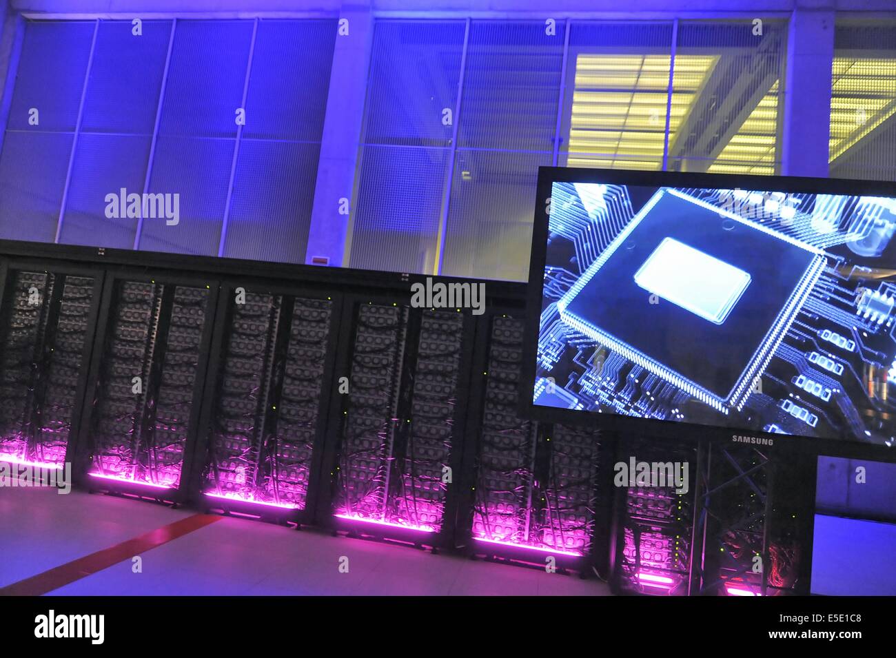 Data center hi-res stock photography and images - Alamy