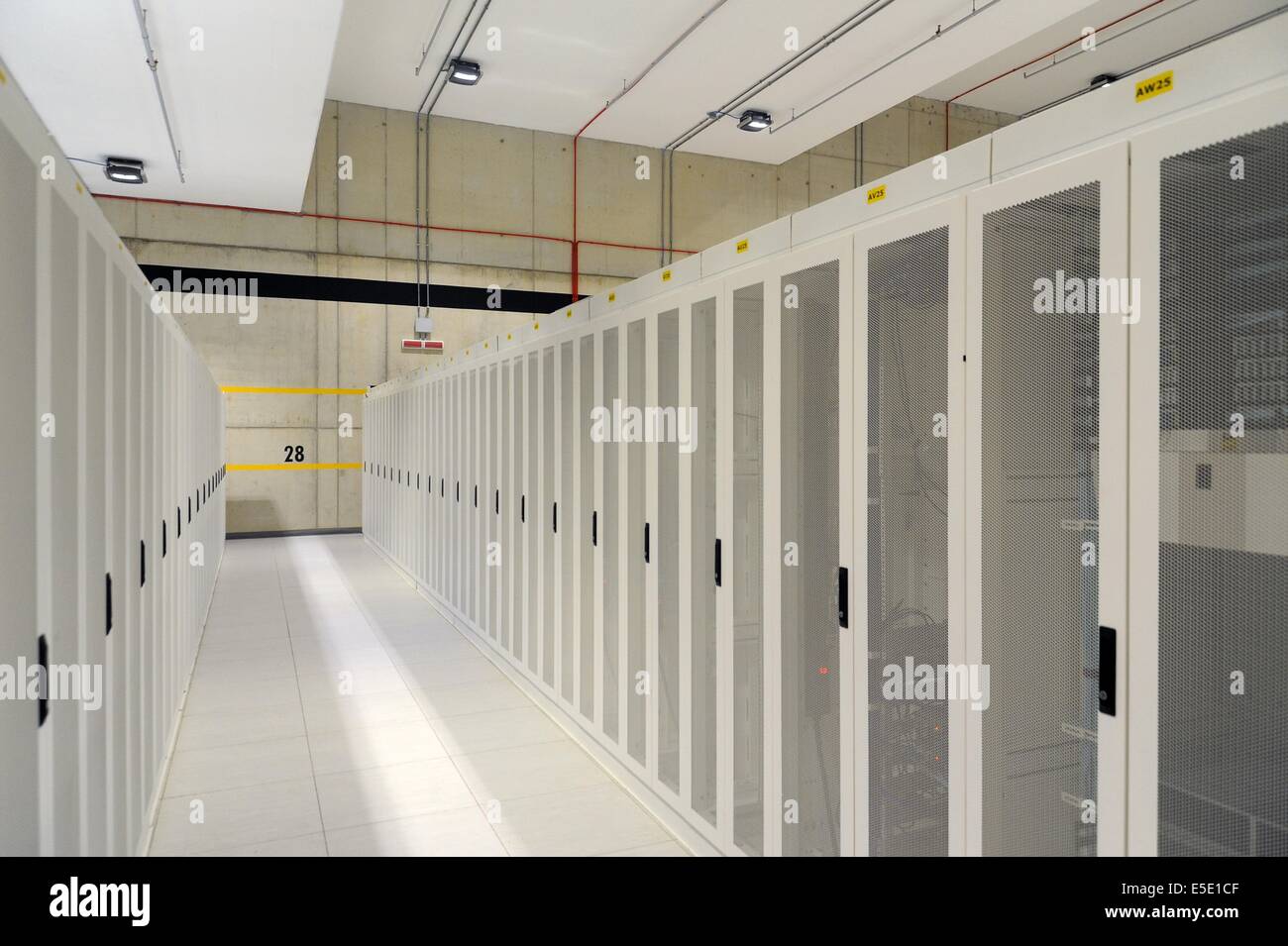 Data mainframe hi-res stock photography and images - Alamy