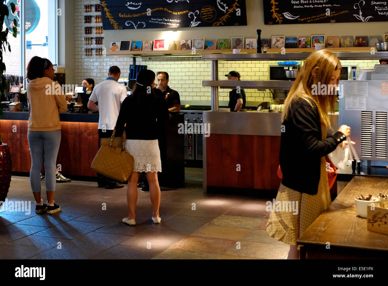 Busy restaurant hi-res stock photography and images - Alamy