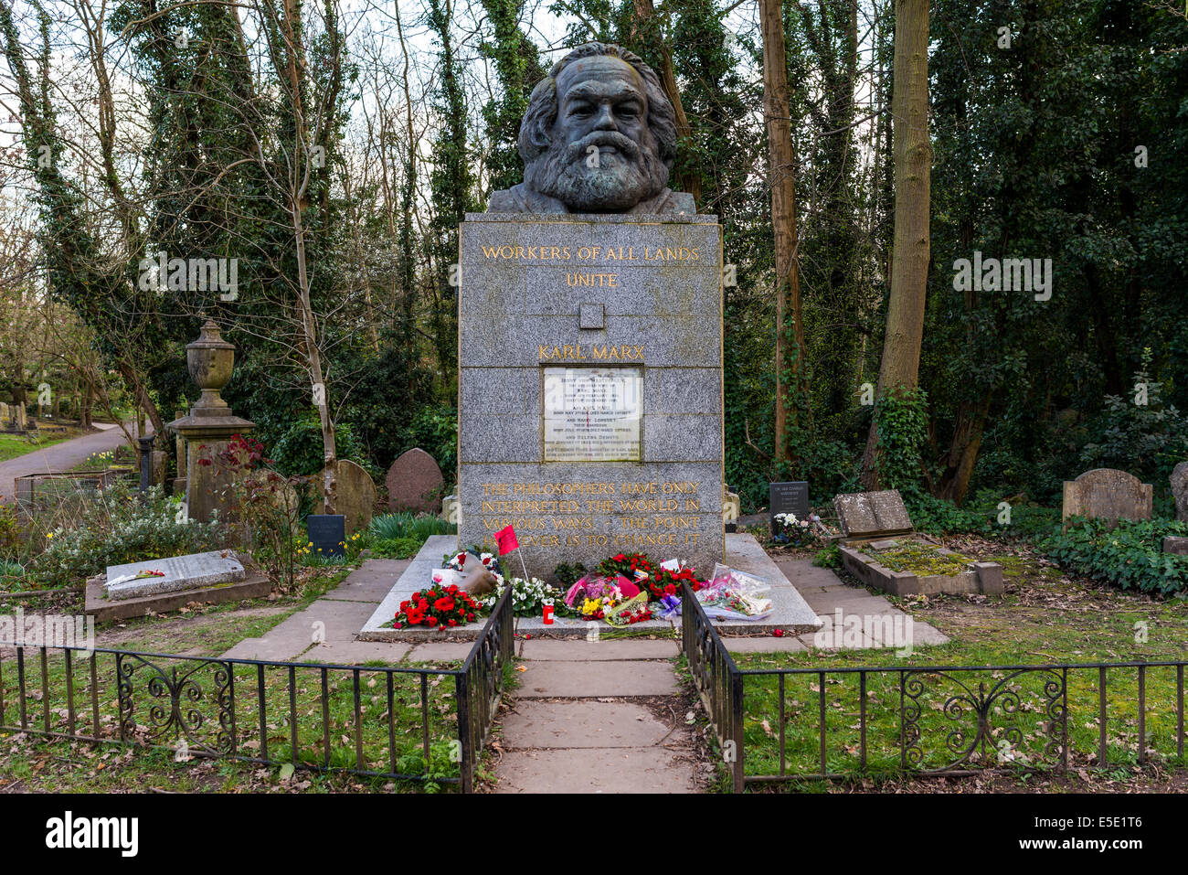Karl Marx Tomb Highgate Cemetery Stock Photos & Karl Marx Tomb Highgate ...