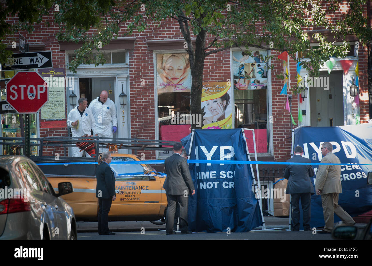 Manhattan, New York, USA. 28th July, 2014. Crime scene investigators ...
