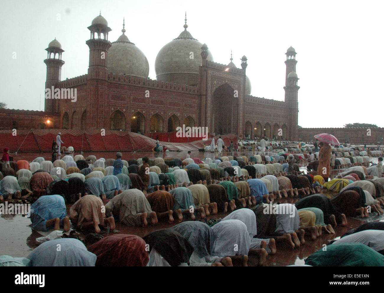 Lahore, Pakistan. 29th July, 2014. Pakistani Muslim devotees offer Eid ...