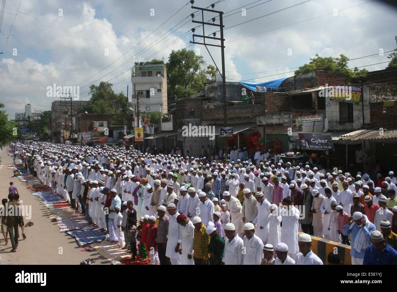 Varanasi, India. 29th July, 2014. Thousand of muslims offer "ID-UL ...