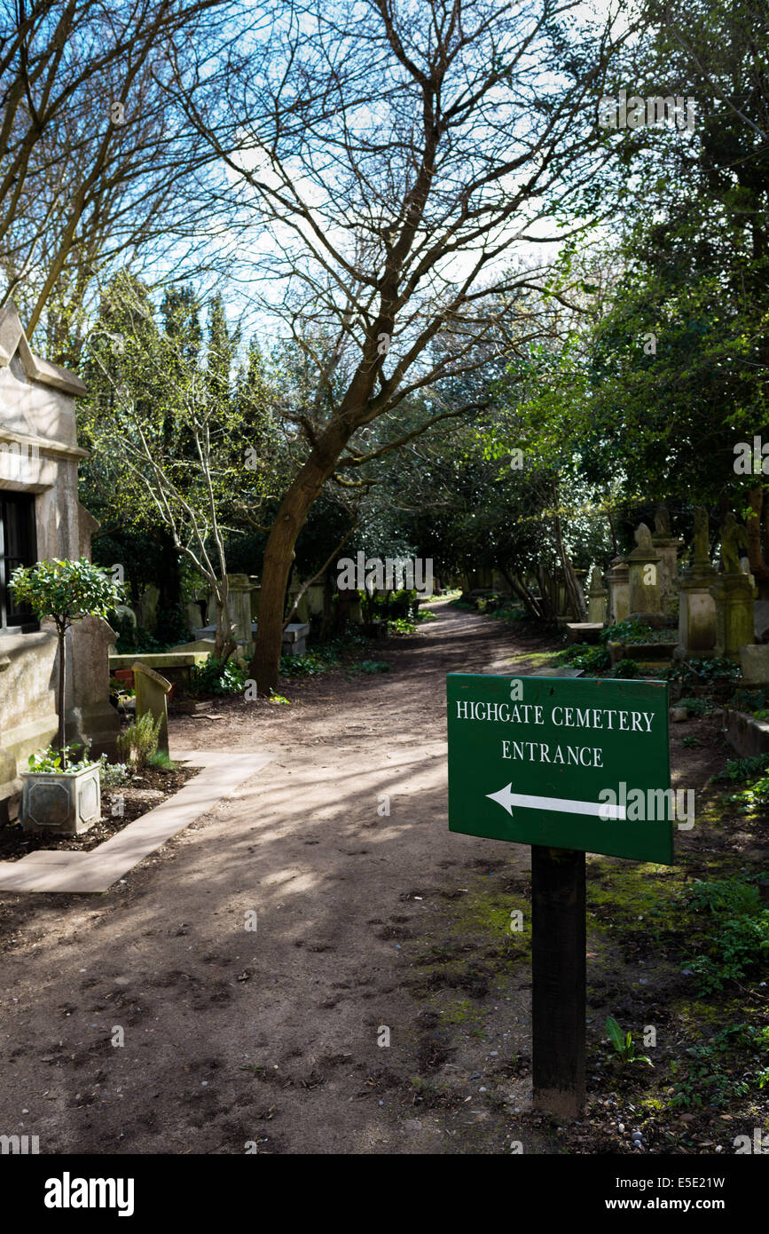 Angel islington sign hi-res stock photography and images - Alamy