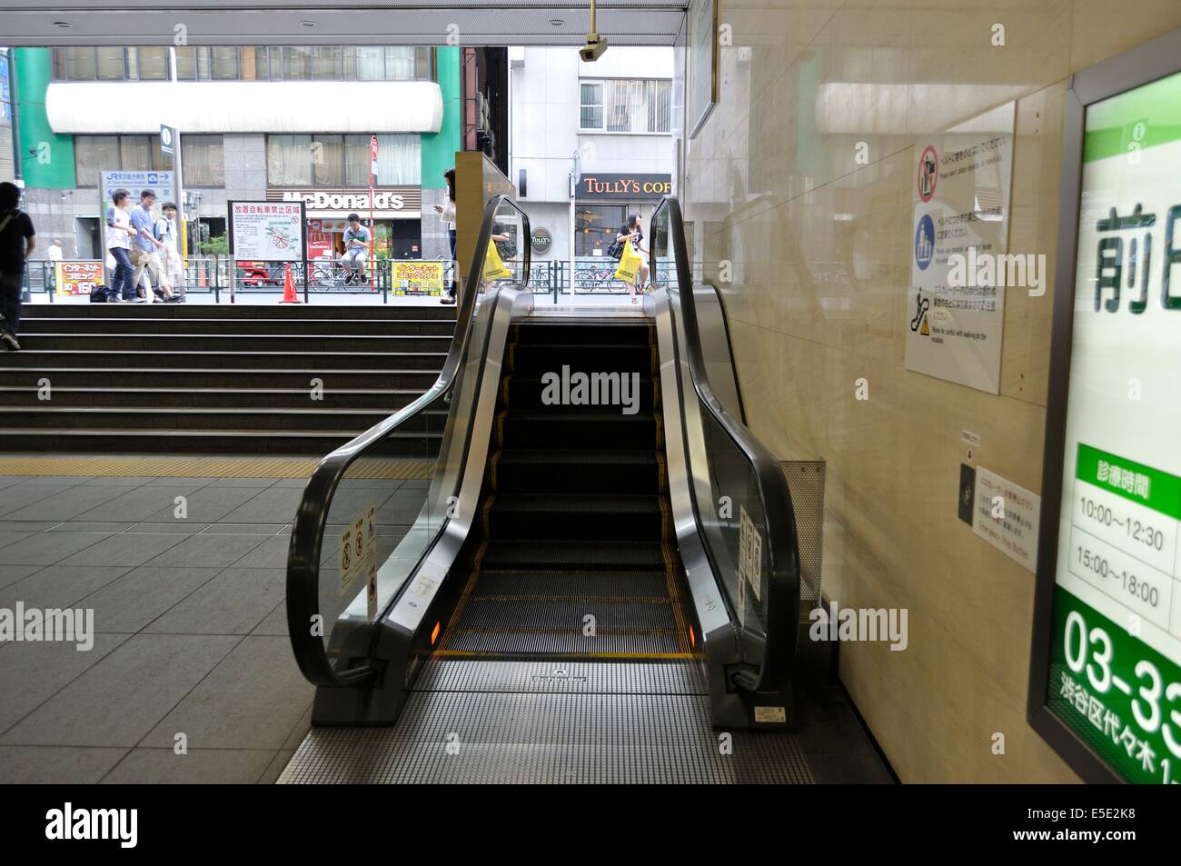 Tokyo station escalator hi-res stock photography and images - Alamy