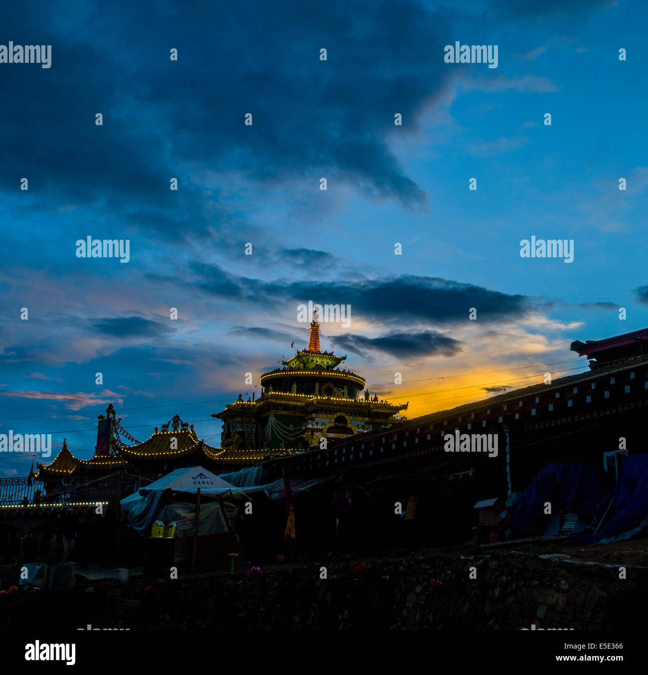 Larong Wuming Buddhist College Stock Photo - Alamy