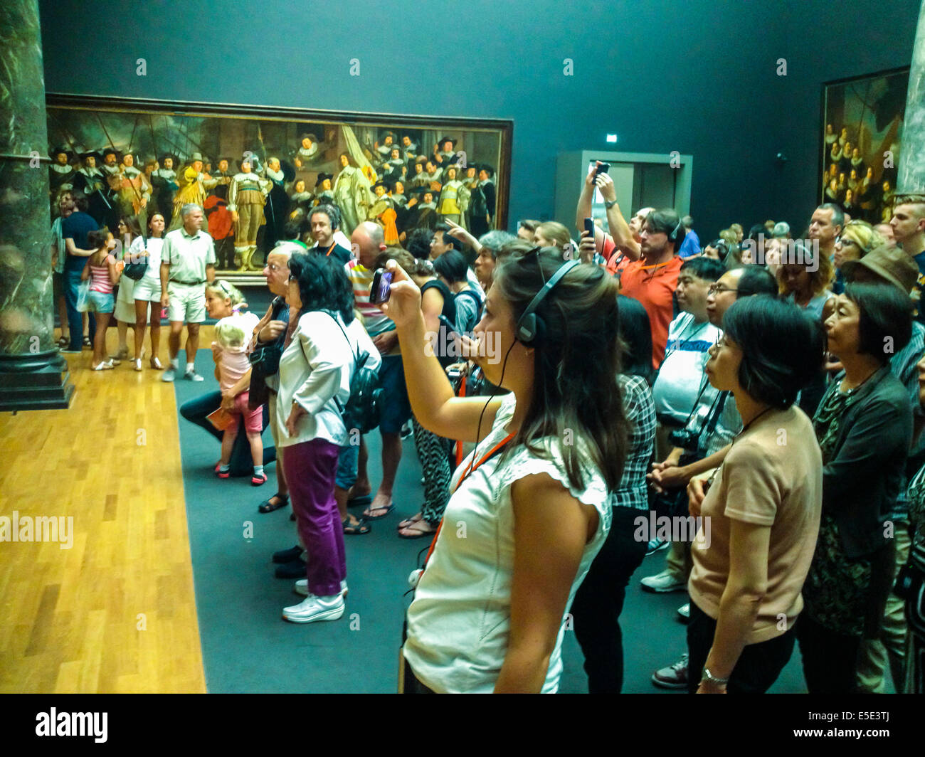 Art gallery crowd painting hi-res stock photography and images - Alamy