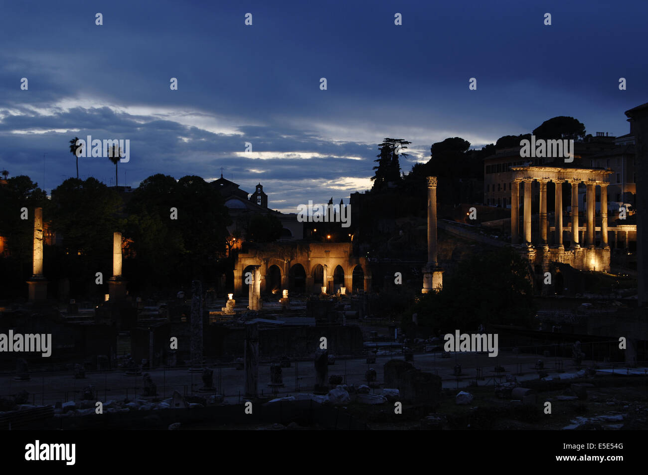 Italy. Rome. Roman Forum. Night view Stock Photo - Alamy