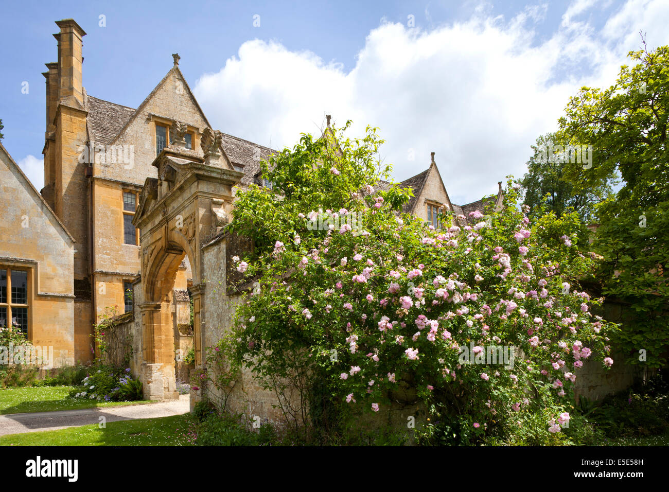 Jacobean manor houses cotswolds hi-res stock photography and images - Alamy
