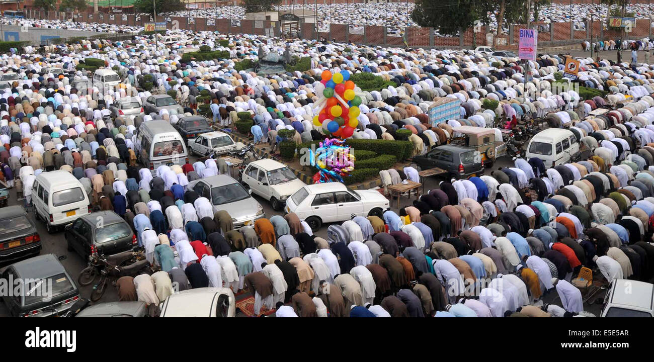 Karachi, Pakistan. 29th July, 2014. Pakistani Muslim devotees offer ...