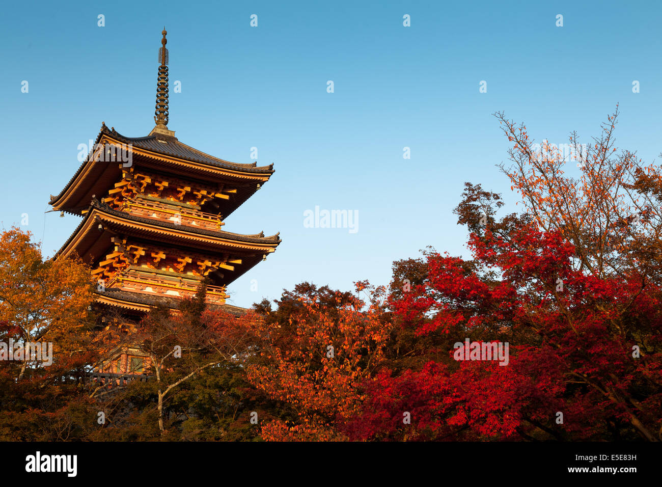 Three tiered Pagoda at sunset, Kiyomizu-dera Bhuddist temple, Kyoto ...