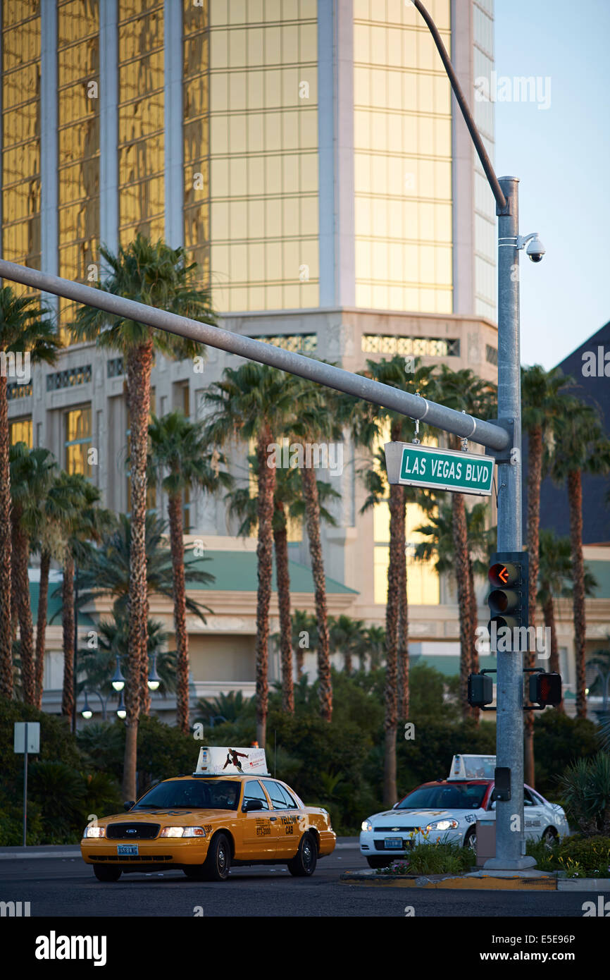 Traffic on las vegas strip hi-res stock photography and images - Alamy