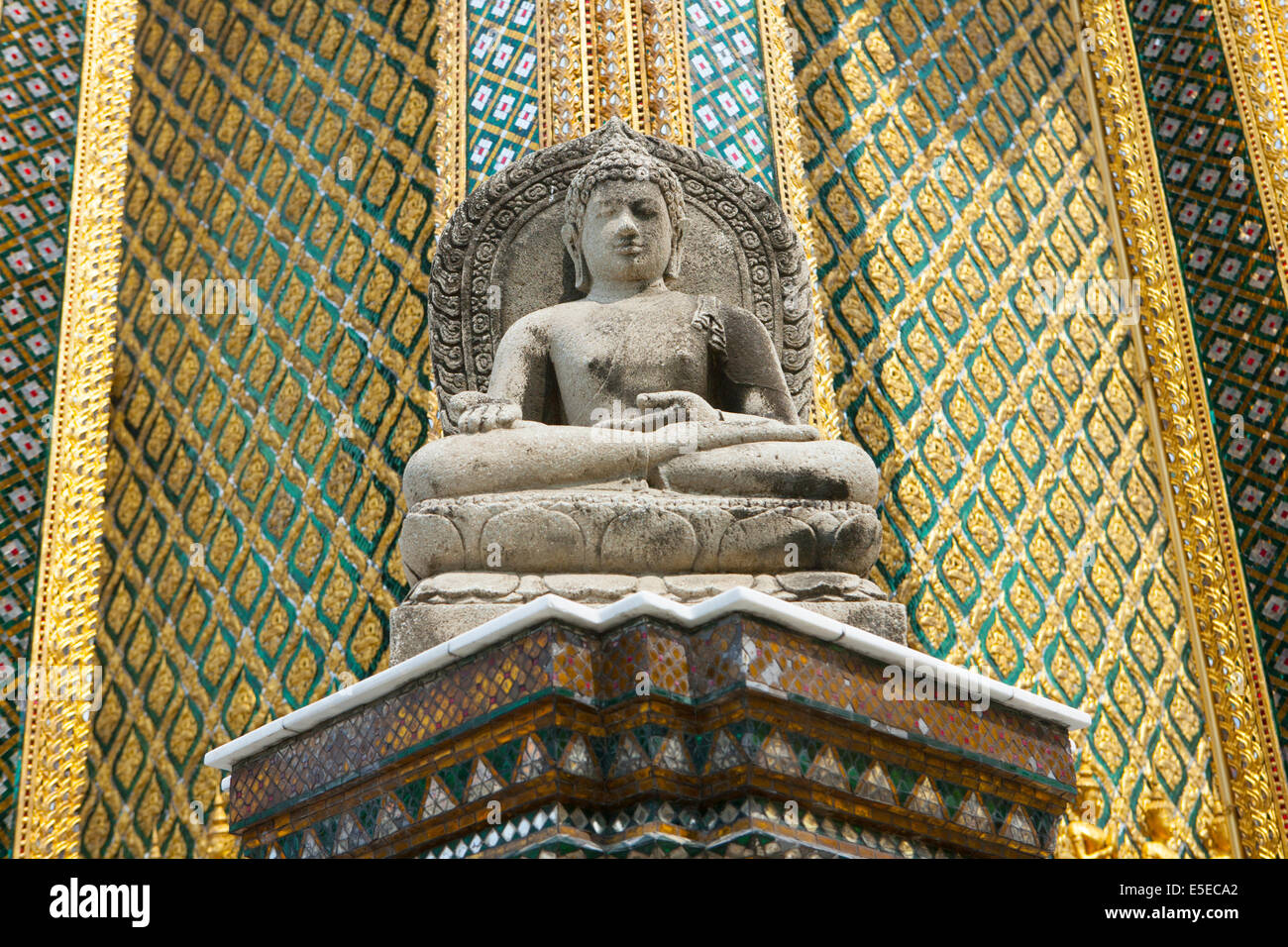 Buddha statue in a temple hi-res stock photography and images - Alamy