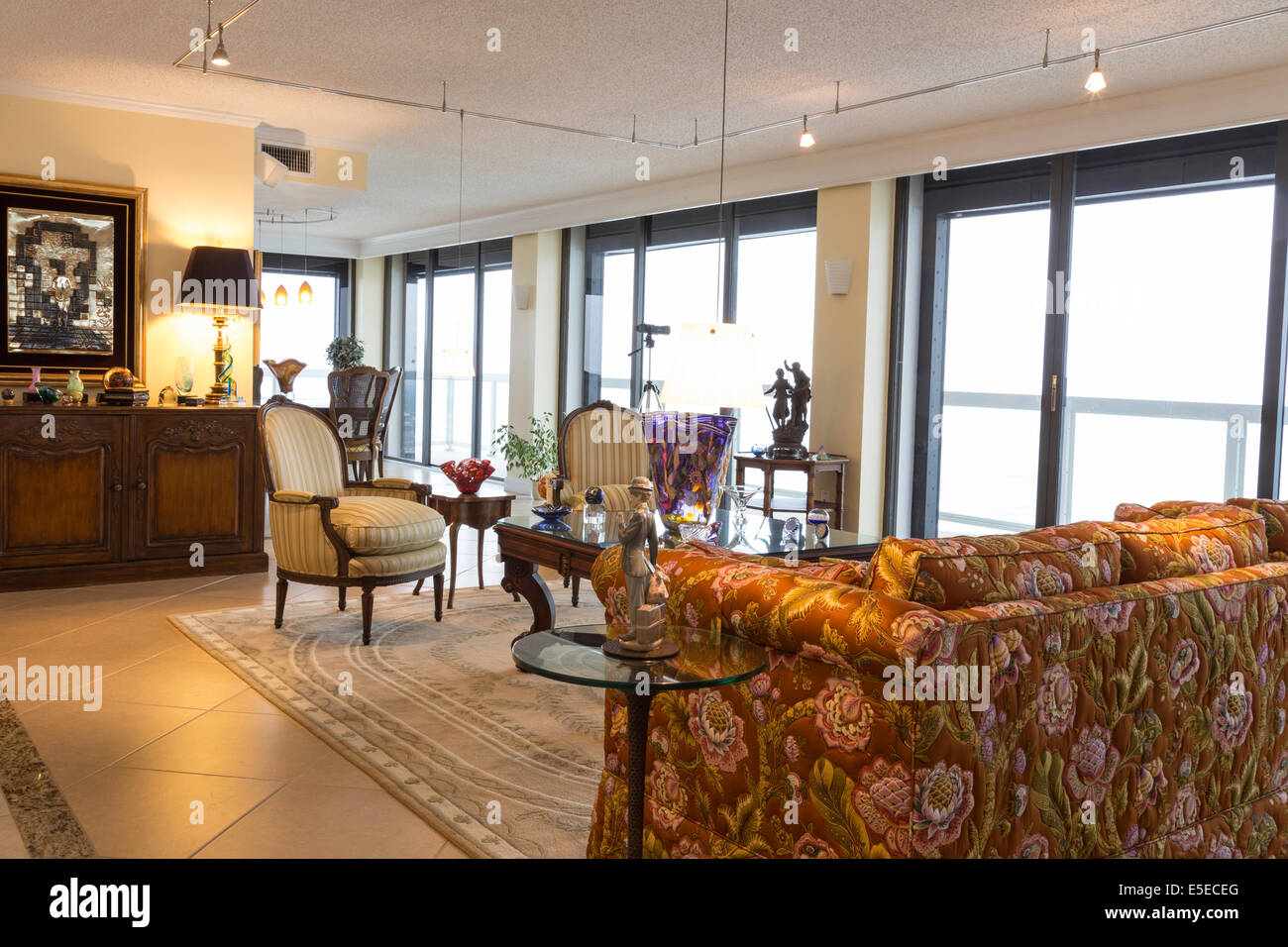 Wrap around hi-res stock photography and images - Alamy