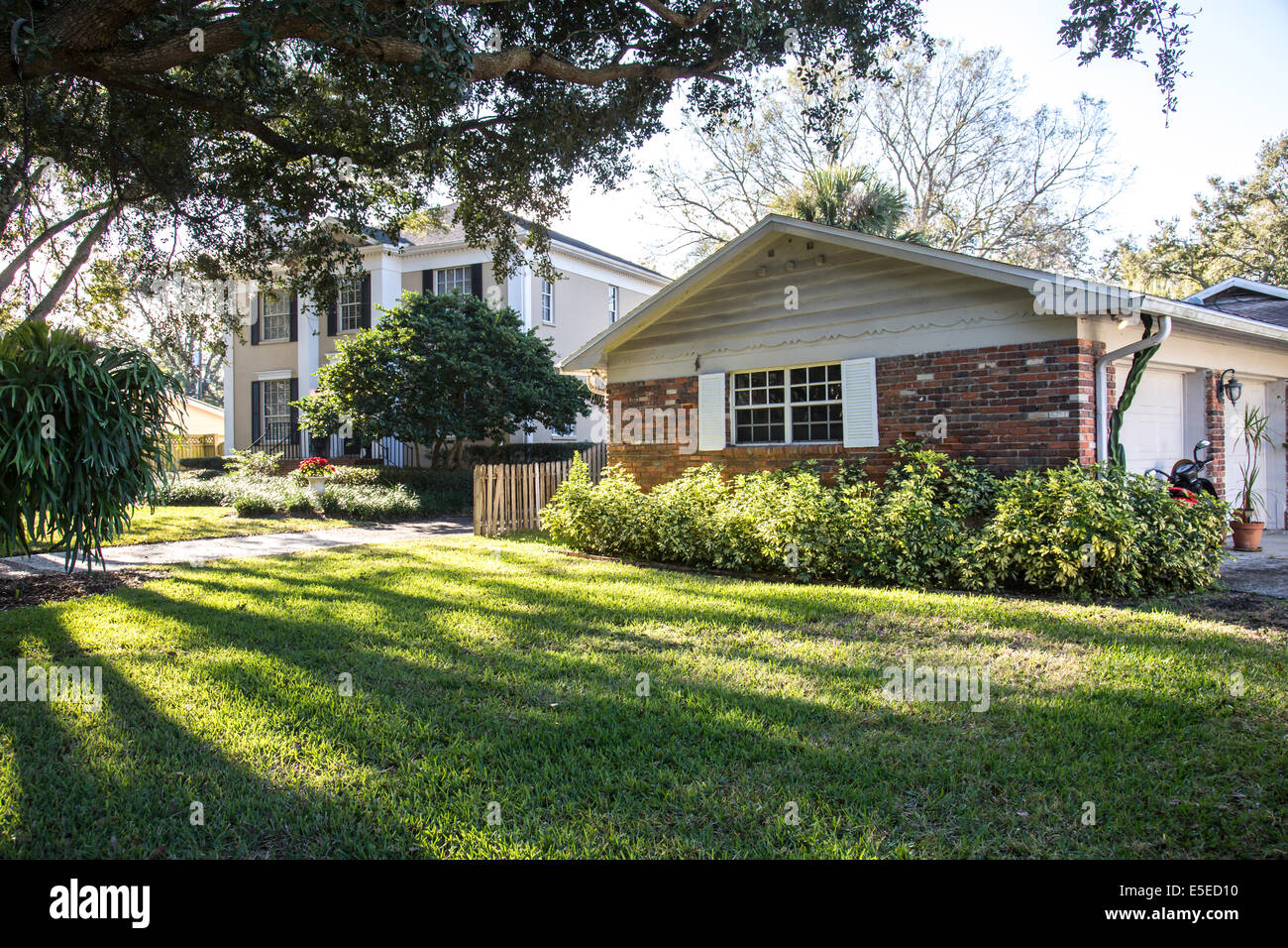 Florida house suburbs two houses hi-res stock photography and images ...