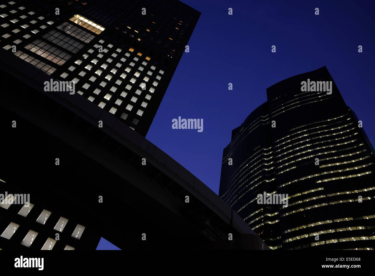 Shiodome city center buildings hi-res stock photography and images - Alamy