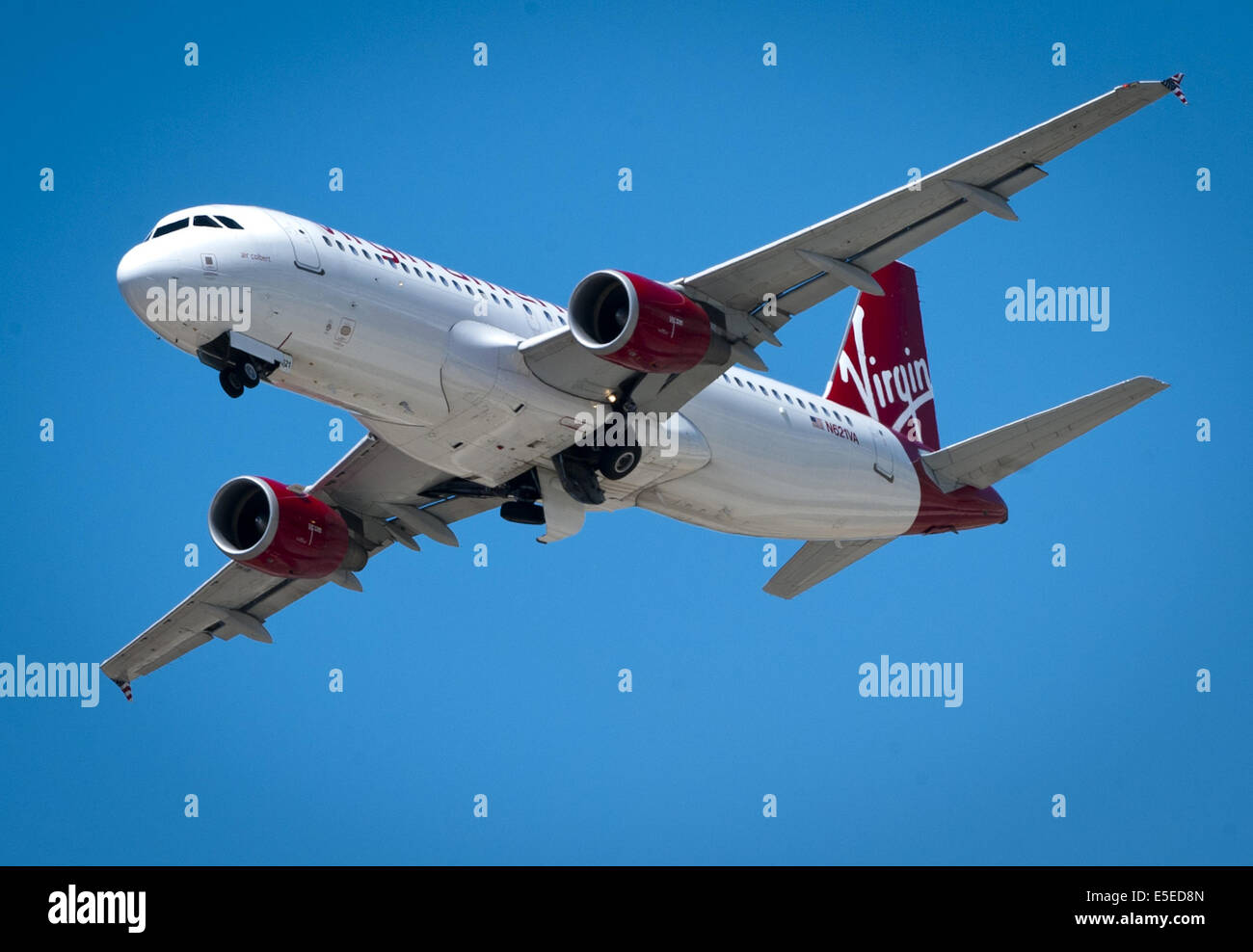 The worlds first jet airliner hi-res stock photography and images - Alamy