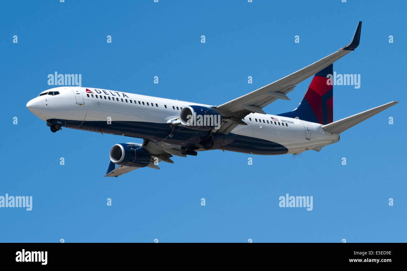 Delta airlines boeing 737 hi-res stock photography and images - Alamy