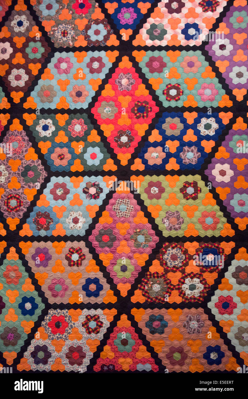 Traditional fine quilts hi-res stock photography and images - Alamy