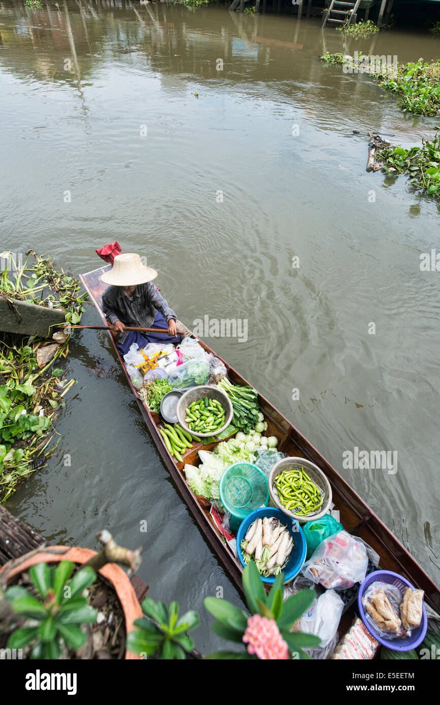 traditional boat vendor at the Amphawa Floating Market, Thailand Stock ...