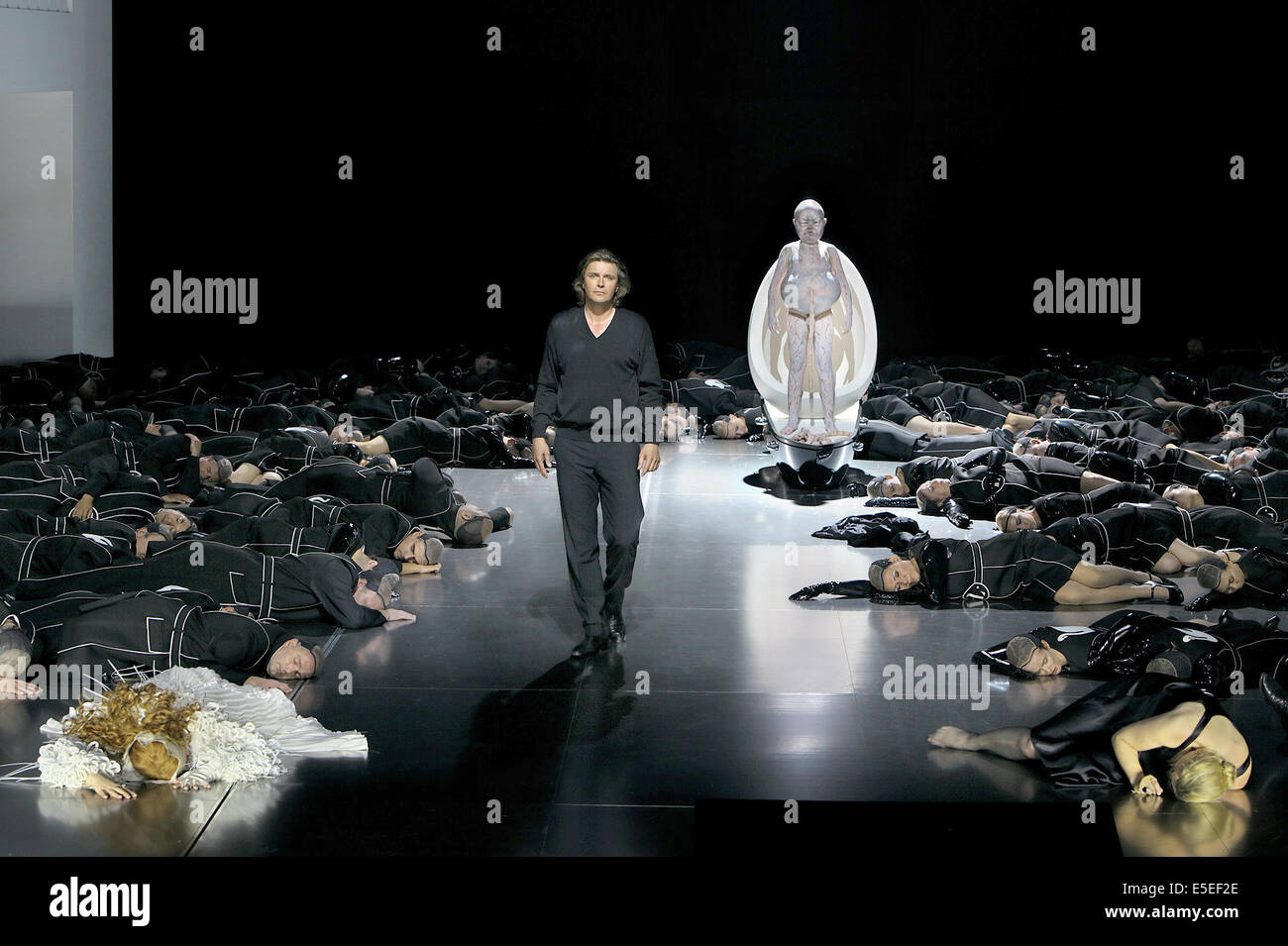 HANDOUT - 'Lohengrin', photo rehearsal from 2014, Scene 3: Klaus ...