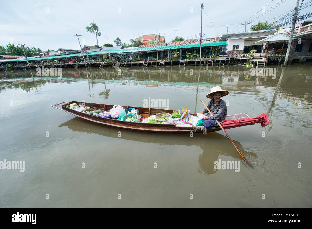 traditional boat vendor at the Amphawa Floating Market, Thailand Stock ...