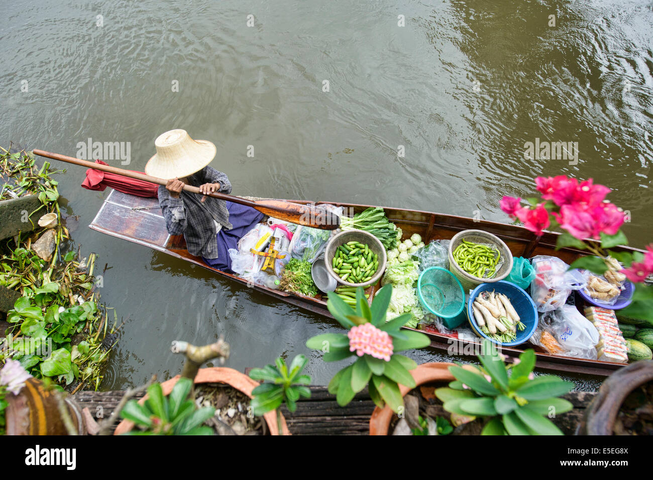 traditional boat vendor at the Amphawa Floating Market, Thailand Stock ...
