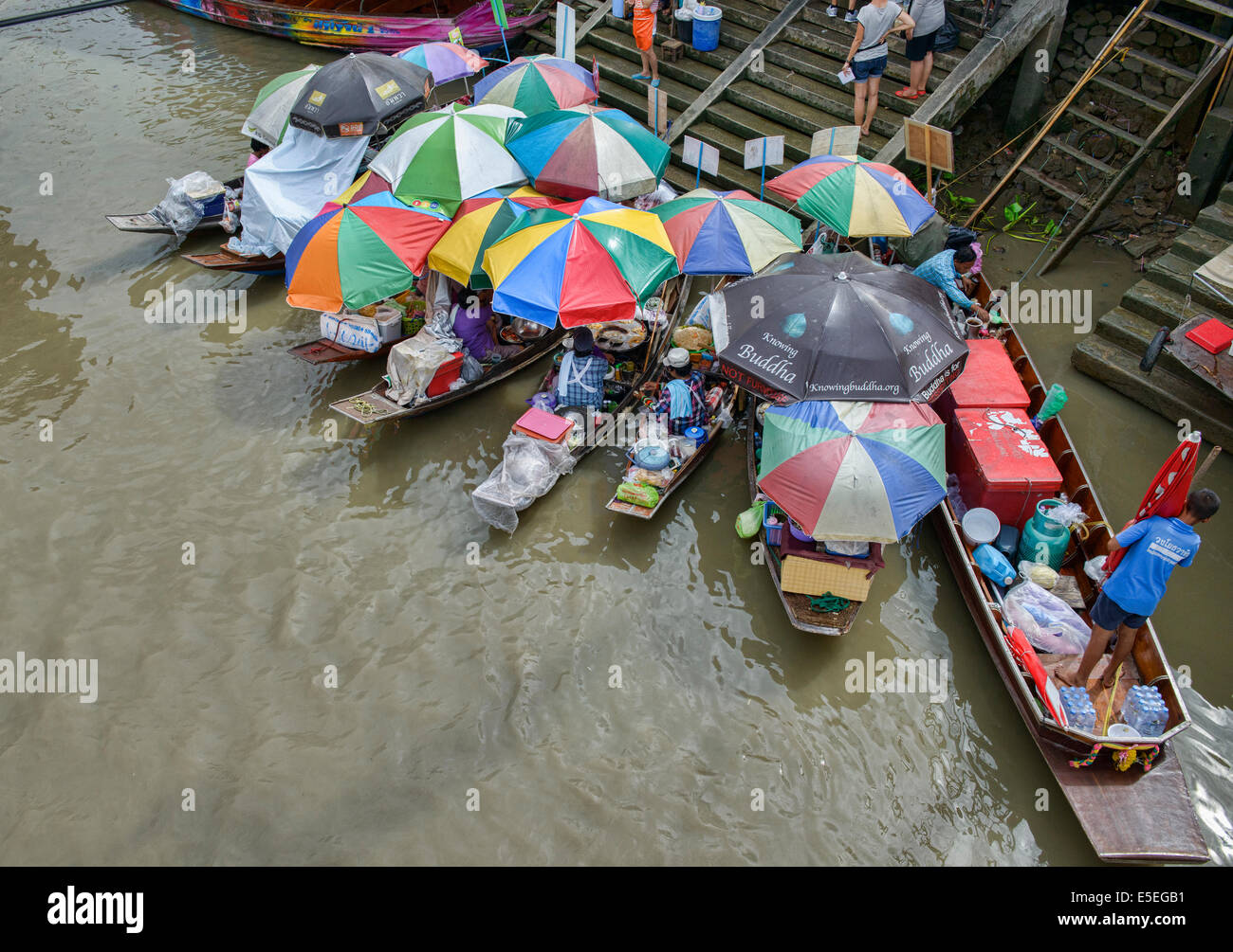 traditional boat vendors at the Amphawa Floating Market, Thailand Stock ...