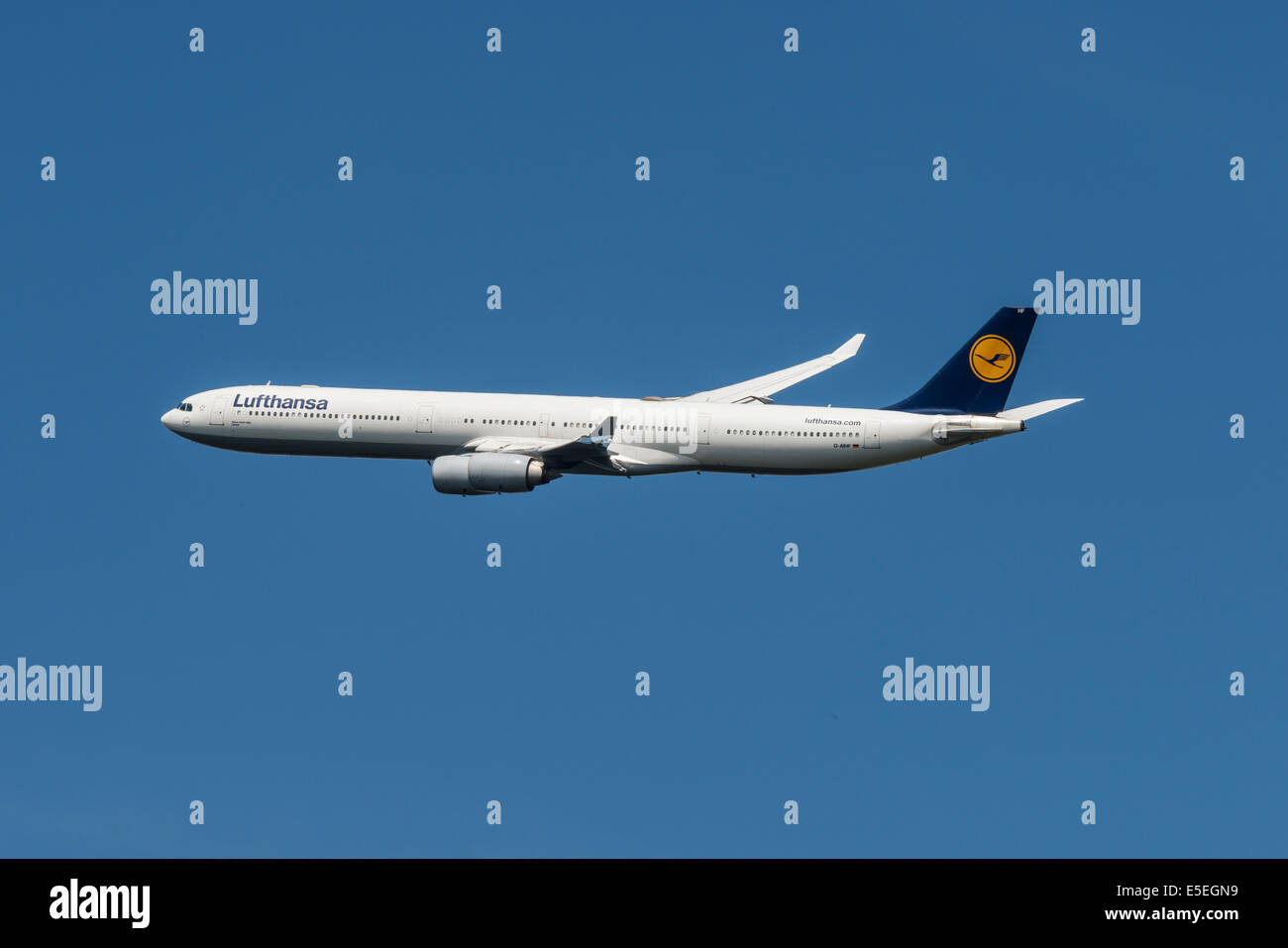 Side view airbus a340 600 taking off hi-res stock photography and ...